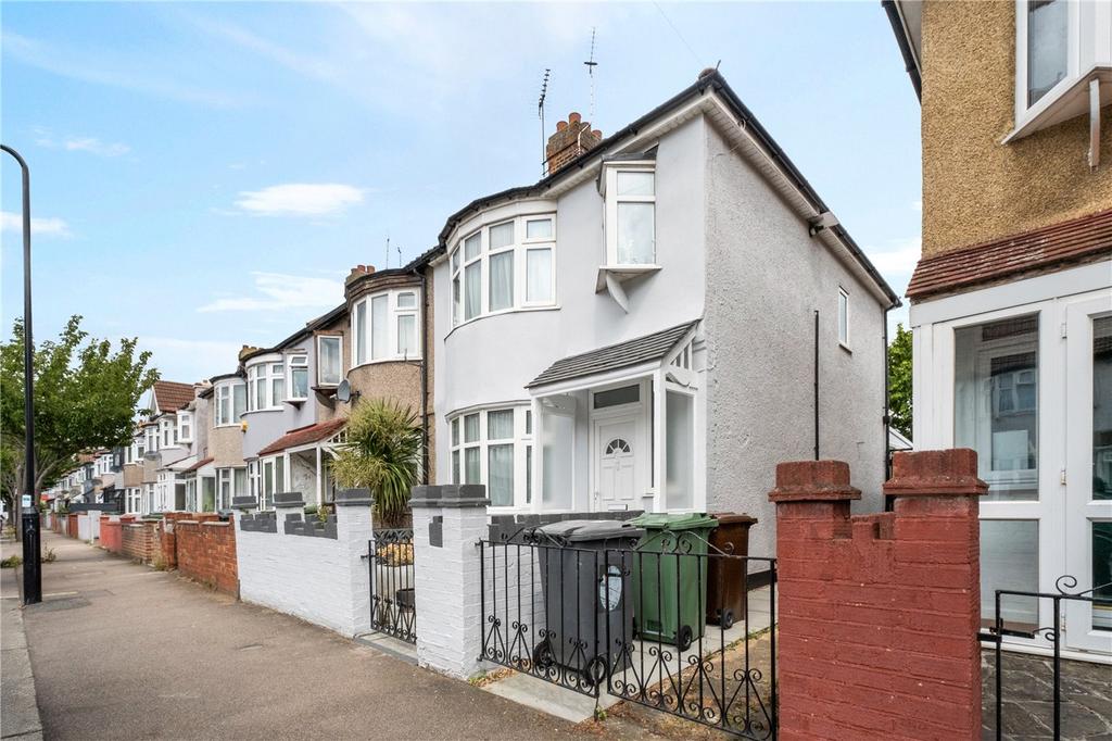 Sanderstead Road, London, E10 3 bed end of terrace house - £625,000
