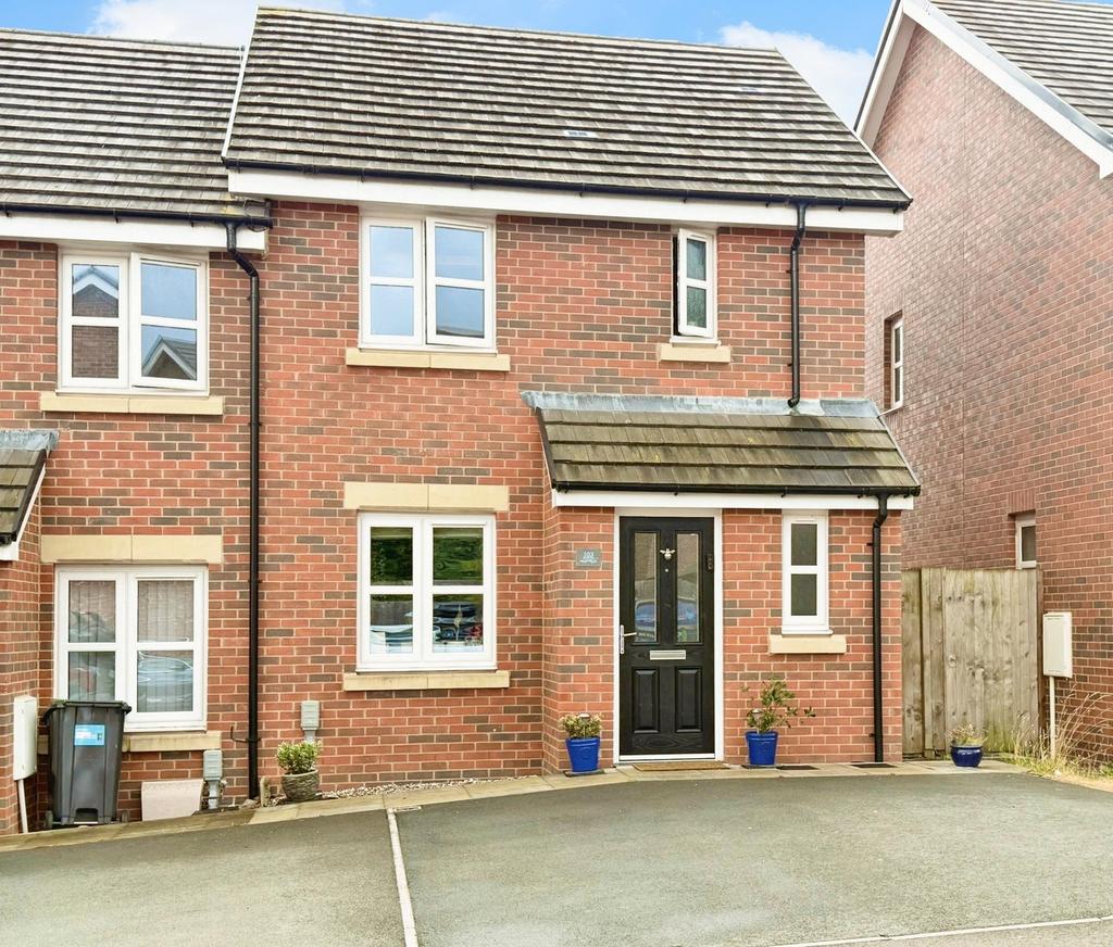 Maindiff Drive, Abergavenny NP7 3 bed end of terrace house - £289,950