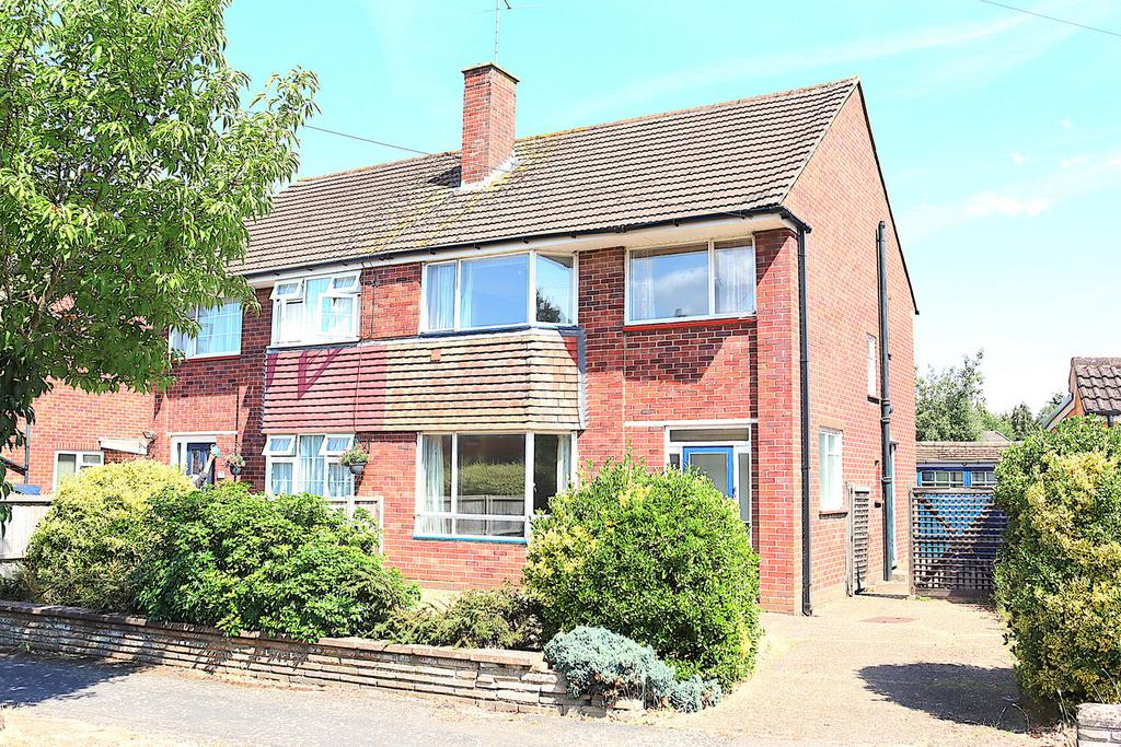 Blunden Road, Farnborough GU14 3 bed semi-detached house - £350,000