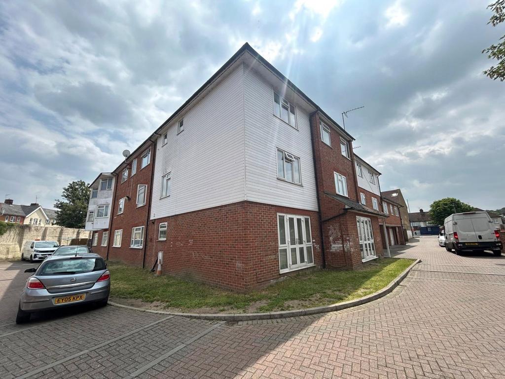 Rochester Road, Gravesend, Kent, DA12 2 bed flat for sale - £200,000