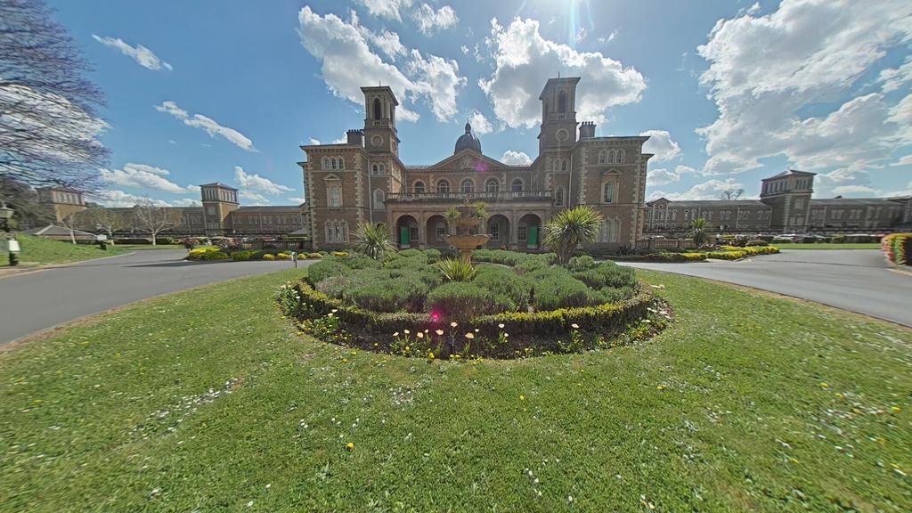 Royal Drive, London N11 2 bed flat - £2,750 pcm (£635 pw)
