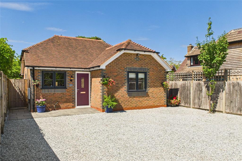 Pelican Road, Pamber Heath, Tadley... 2 bed bungalow for sale - £425,000