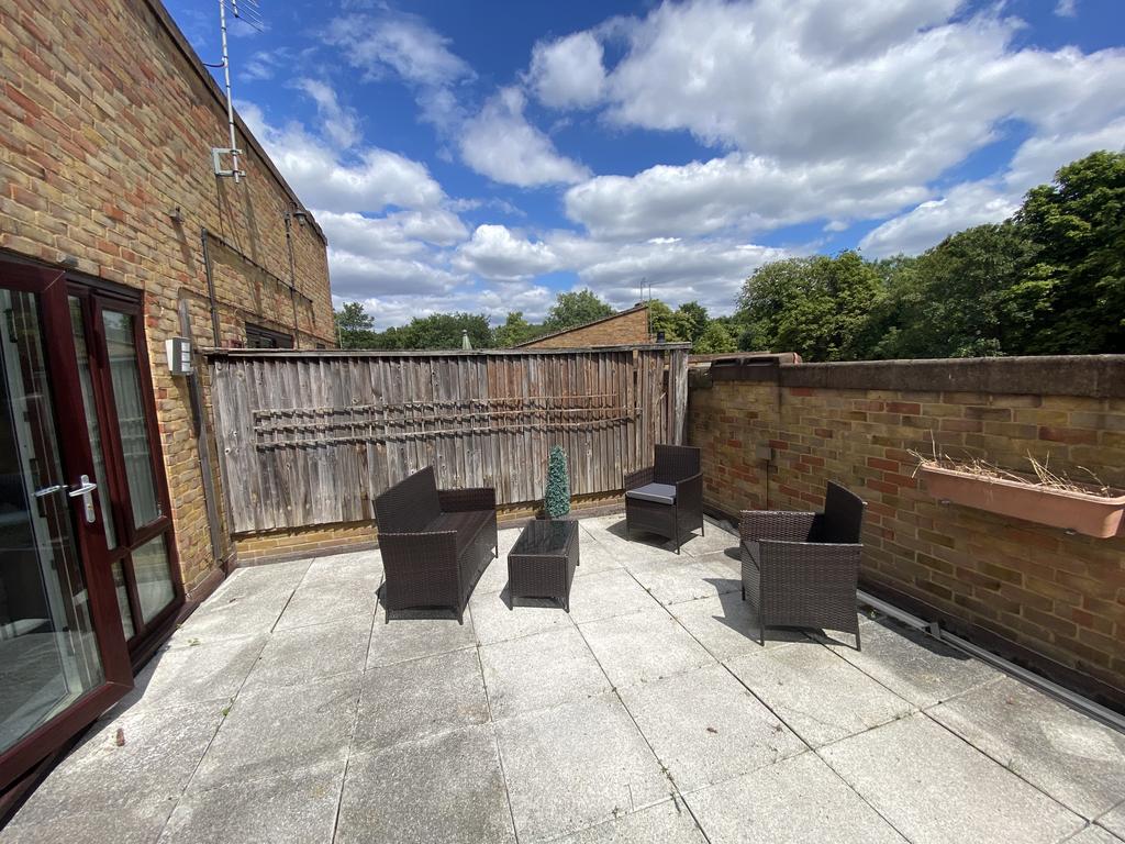 Woodburn Close, London NW4 2 bed duplex - £1,950 pcm (£450 pw)