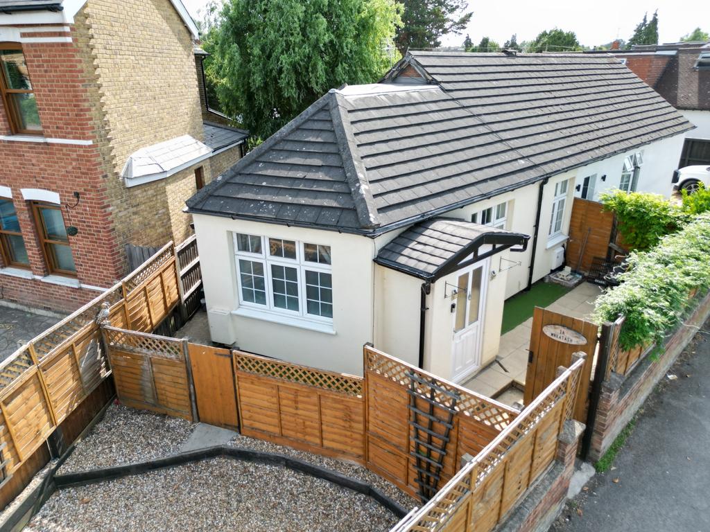Wheatash Road, Addlestone, Surrey, KT15 1 bed bungalow - £299,950
