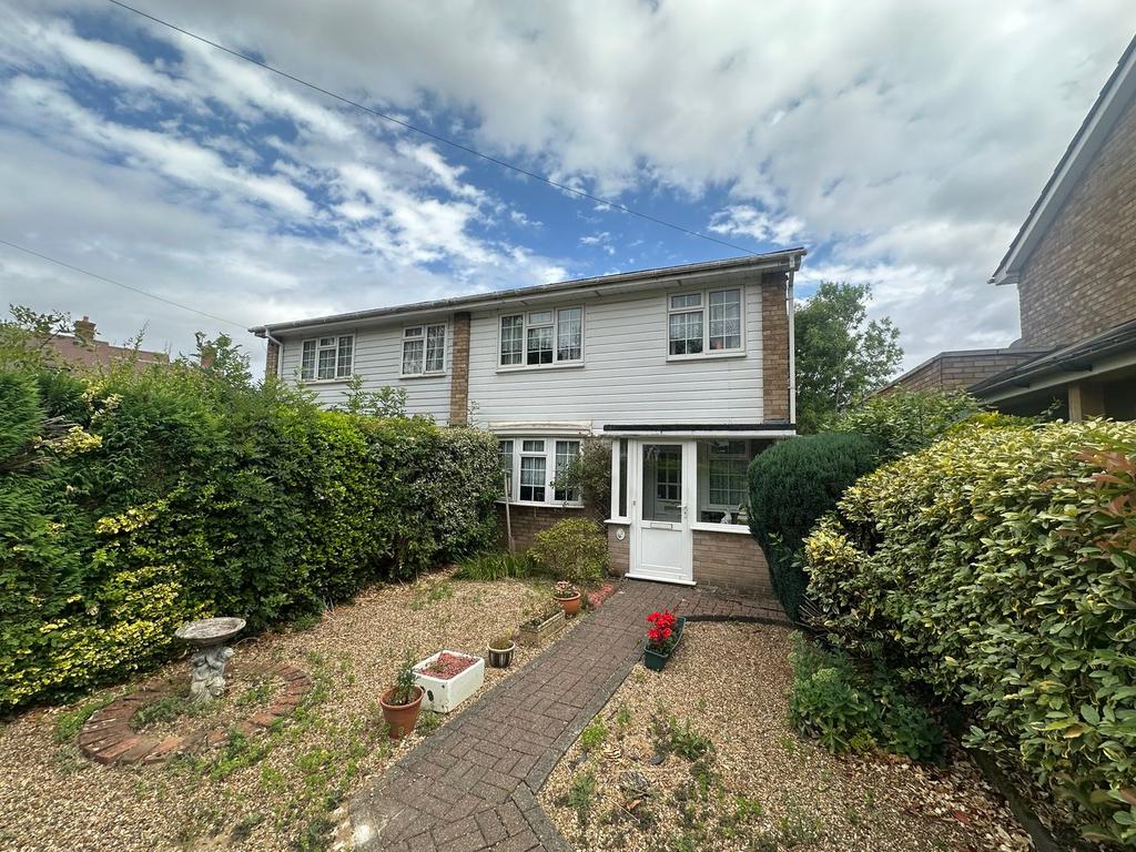 Dudley Close, Bovingdon HP3 3 bed semi-detached house for sale - £475,000