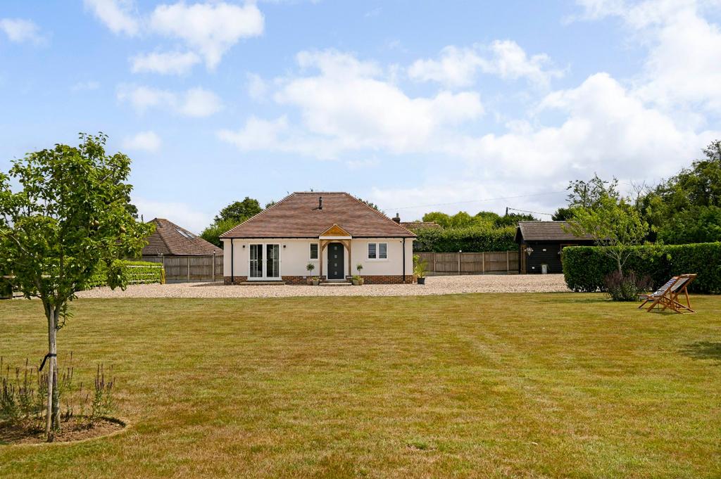 Throwley Forstal, Faversham, Kent, ME13 2 bed bungalow for sale - £599,995