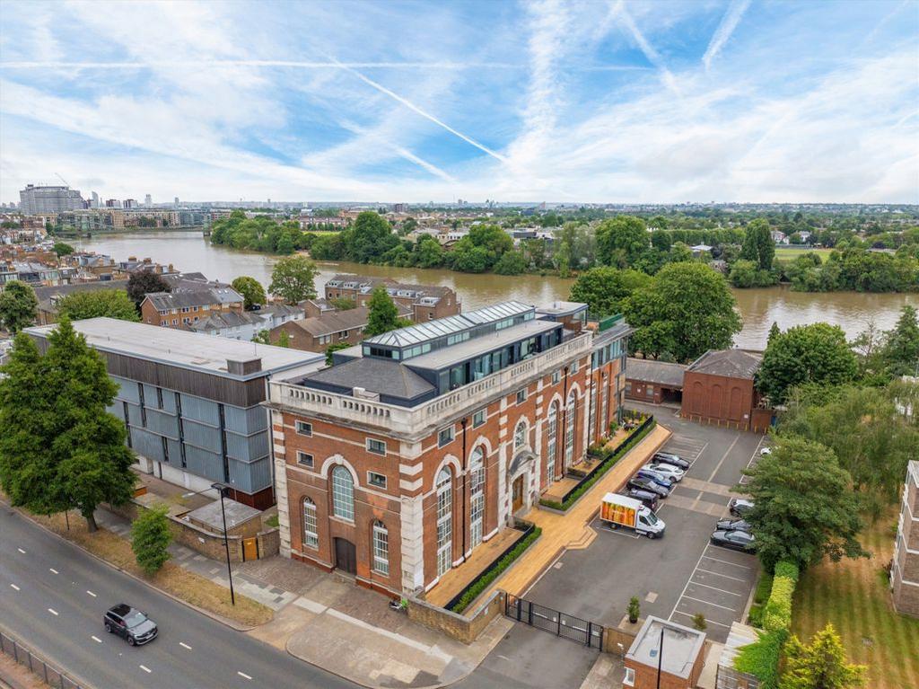 Great West Road, London W6 2 bed flat - £3,497 pcm (£807 pw)