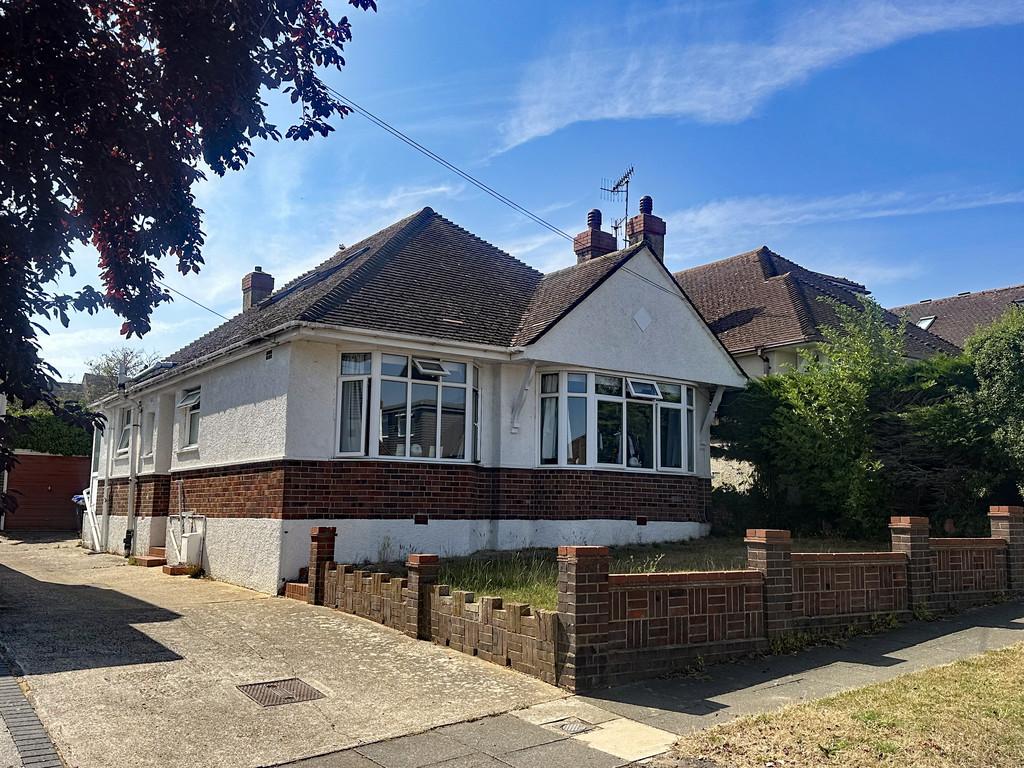 Overhill, West Sussex BN42 4 bed detached bungalow for sale - £499,950
