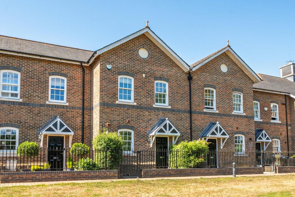Holwood Estate, Westerham Road... 3 bed house - £750,000