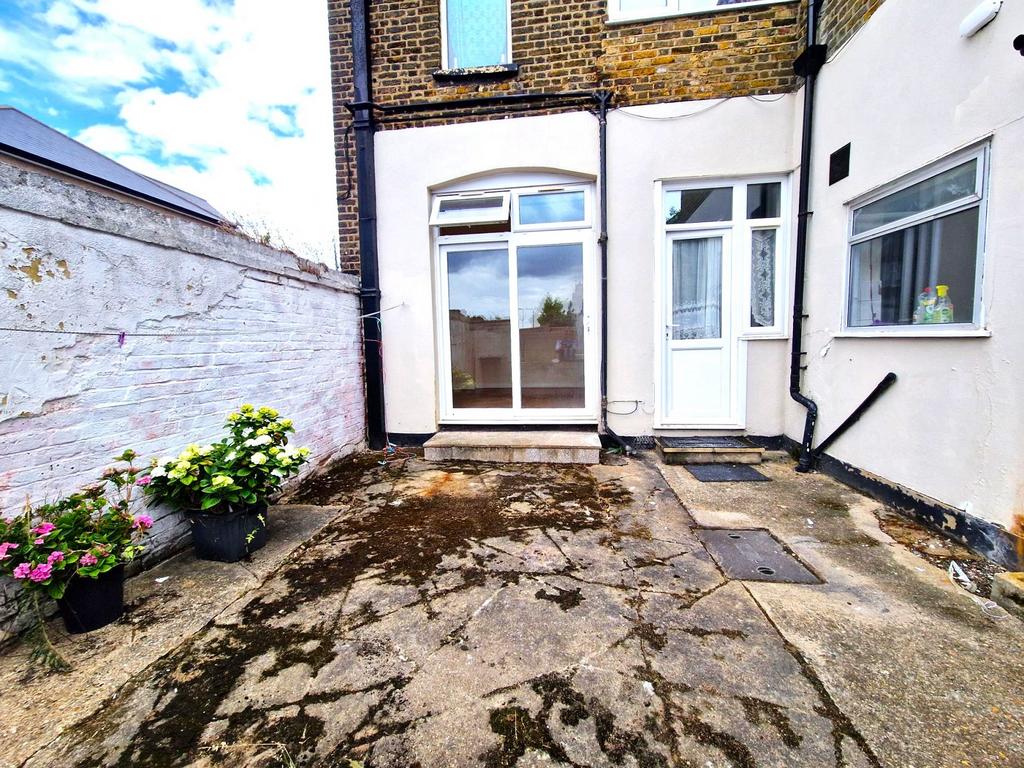 Cranbrook Road, Ilford IG1 4UG 1 bed ground floor flat - £1,250 pcm (£ ...