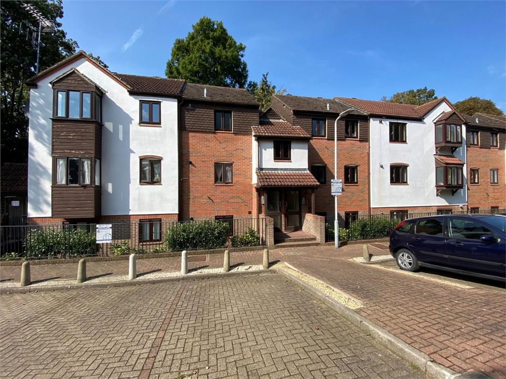 Pages Lane, Uxbridge, UB8 2 bed flat for sale - £315,000