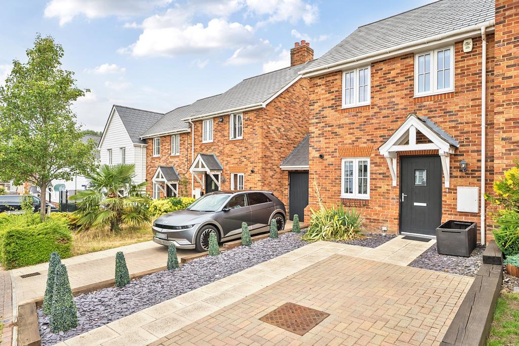 Chalk Pit Avenue, Orpington 3 bed semi-detached house - £465,000