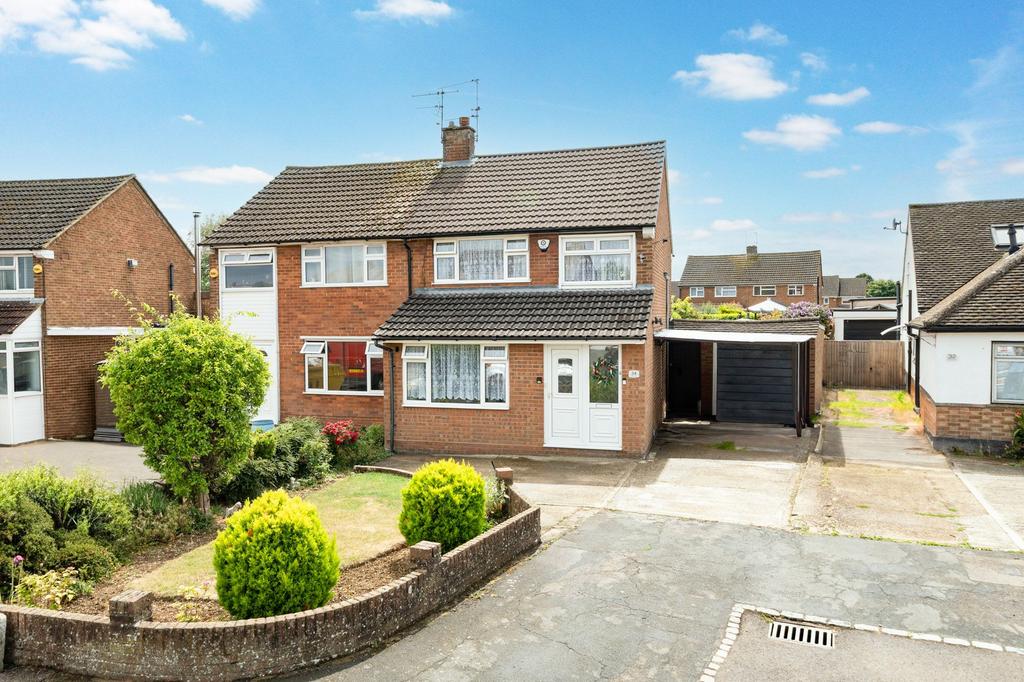 The Crescent, Caddington, LU1 3 bed semi-detached house - £465,000