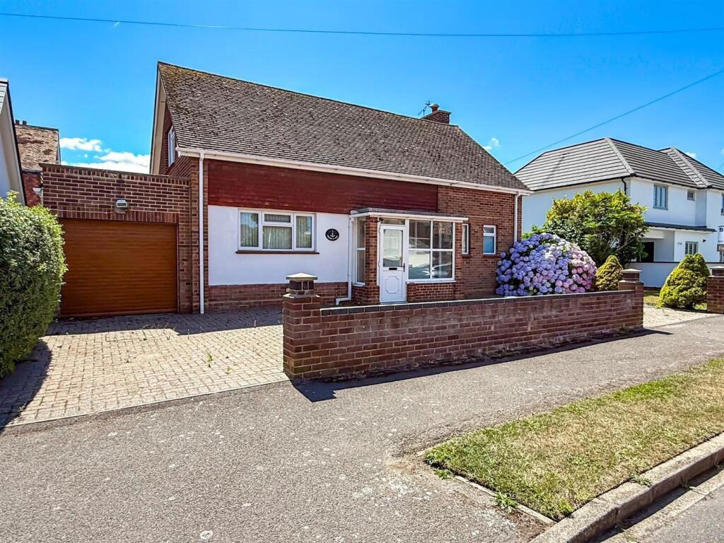 Britten Road, Lee-on-the-Solent... 3 bed detached house - £450,000