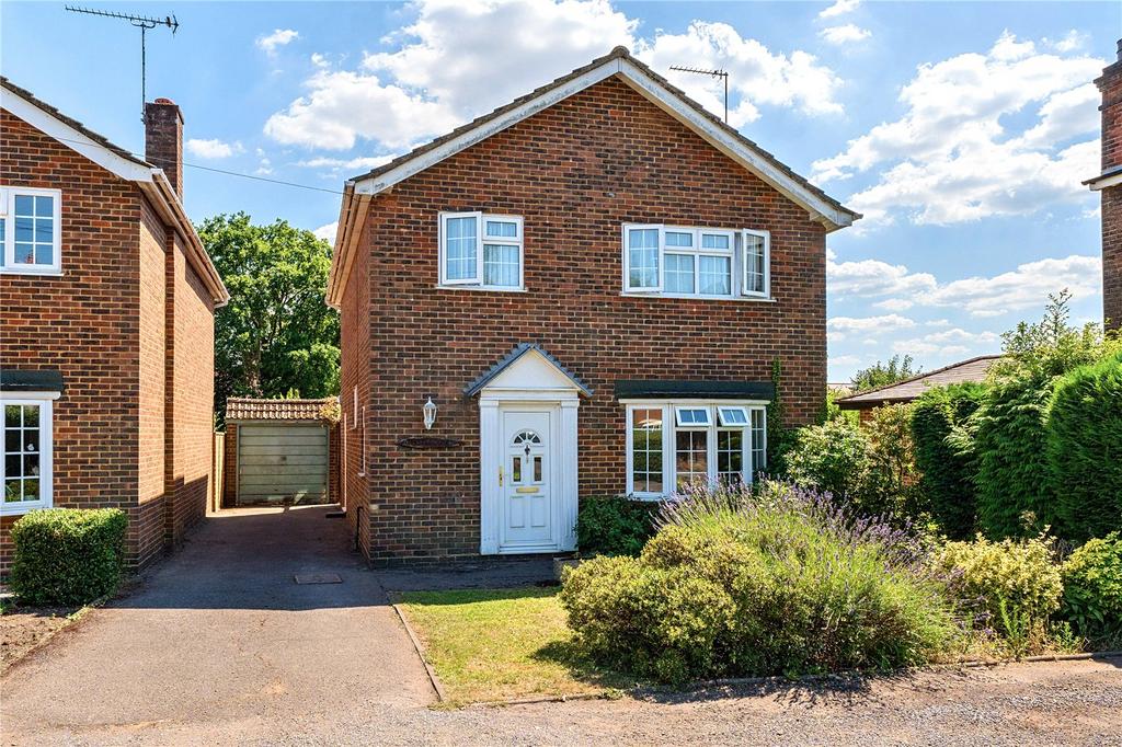 Guildford Road, Ash GU12 3 bed detached house for sale - £500,000