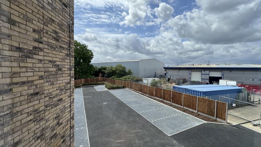 Crossways Boulevard, Dartford DA2 2 bed flat to rent - £1,750 pcm (£404 pw)