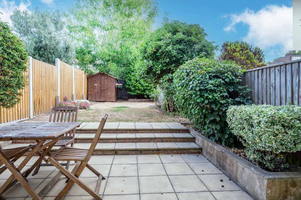 Tartar Road, Cobham, KT11 3 bed house - £1,950 pcm (£450 pw)