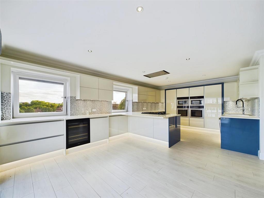 Portmill Lane, Hitchin SG5 3 bed flat - £3,200 pcm (£738 pw)