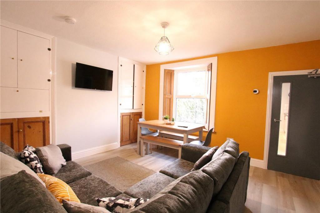 Overndale Road, Bristol BS16 6 bed house to rent - £4,170 pcm (£962 pw)