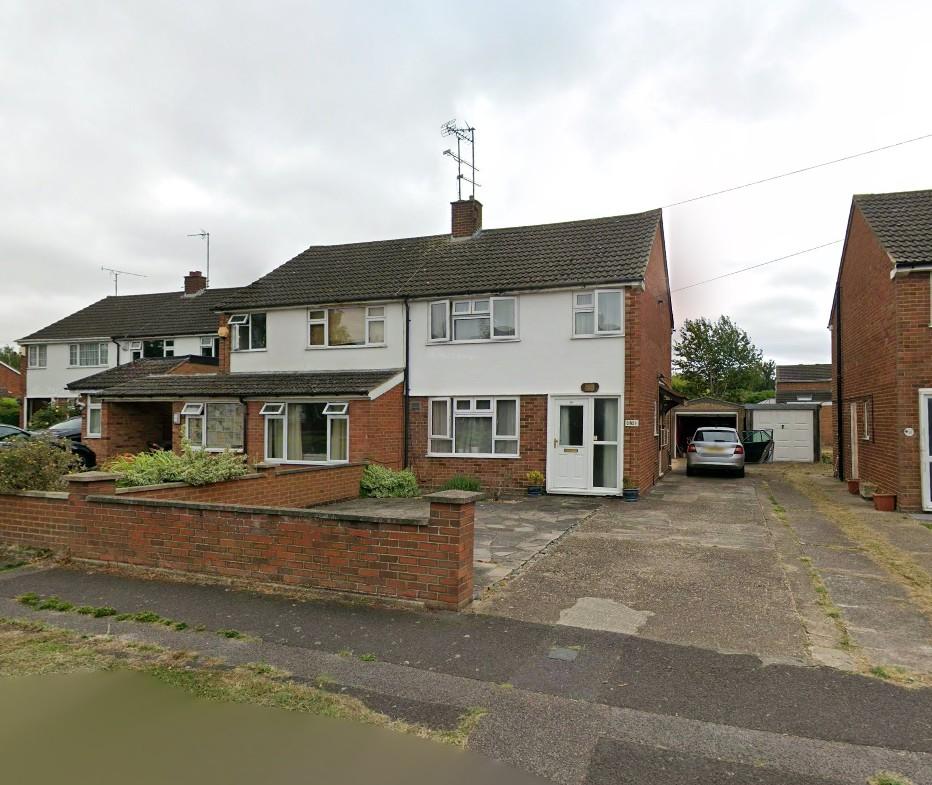 Epping Way Luton LU3 3JE 3 bed semi-detached house - £1,750 pcm (£404 pw)