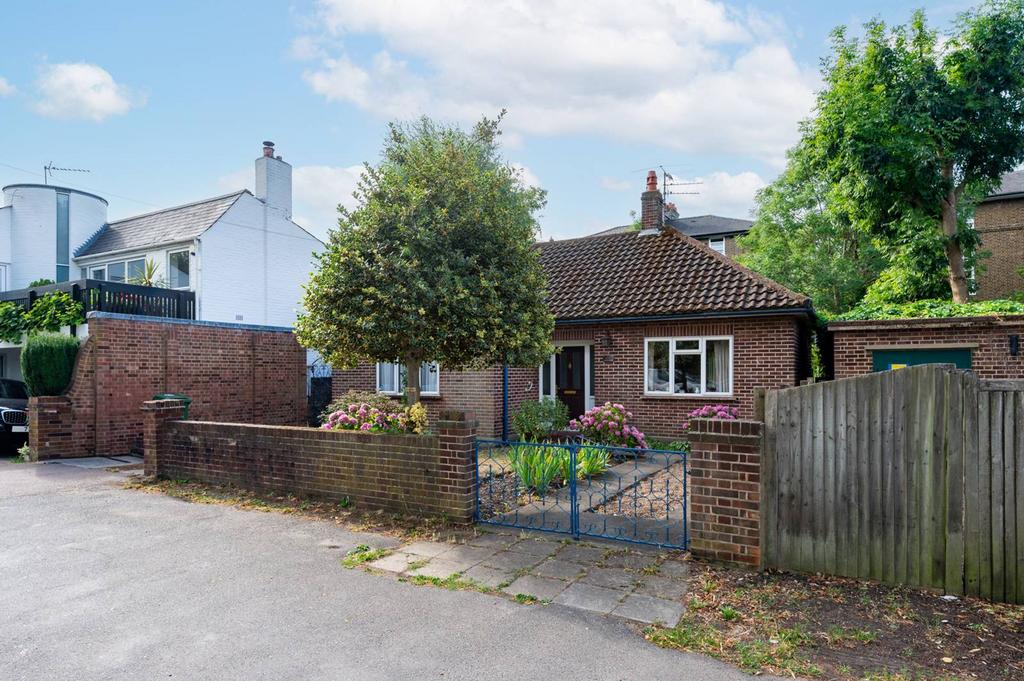 Langton Way, Blackheath, London, SE3 3 bed bungalow for sale - £900,000