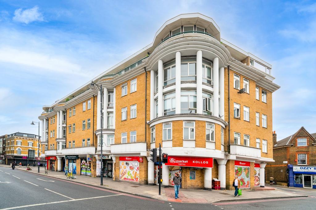 Stoke Newington High Street, London N16 1 bed flat for sale - £275,000