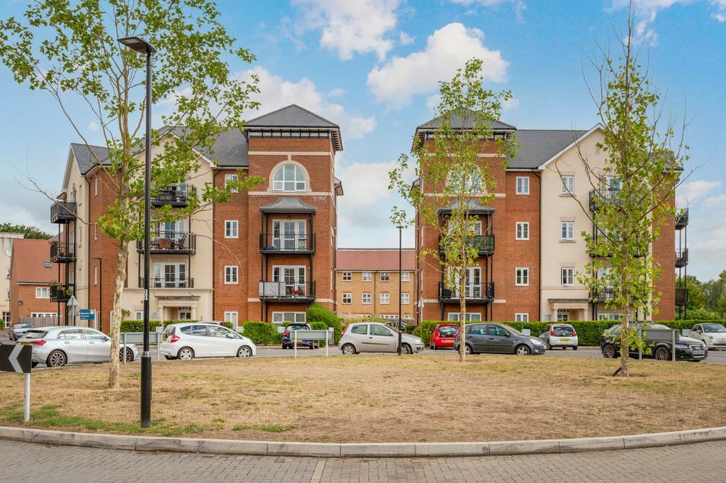 Bell Farm Way, Walton-on-Thames, KT12 2 bed apartment - £395,000