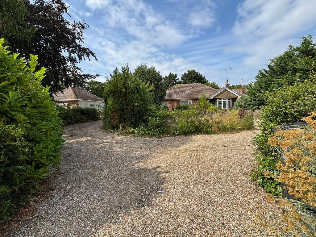 St Johns Road, Clacton-on-Sea, CO16 3 bed detached bungalow - £385,000