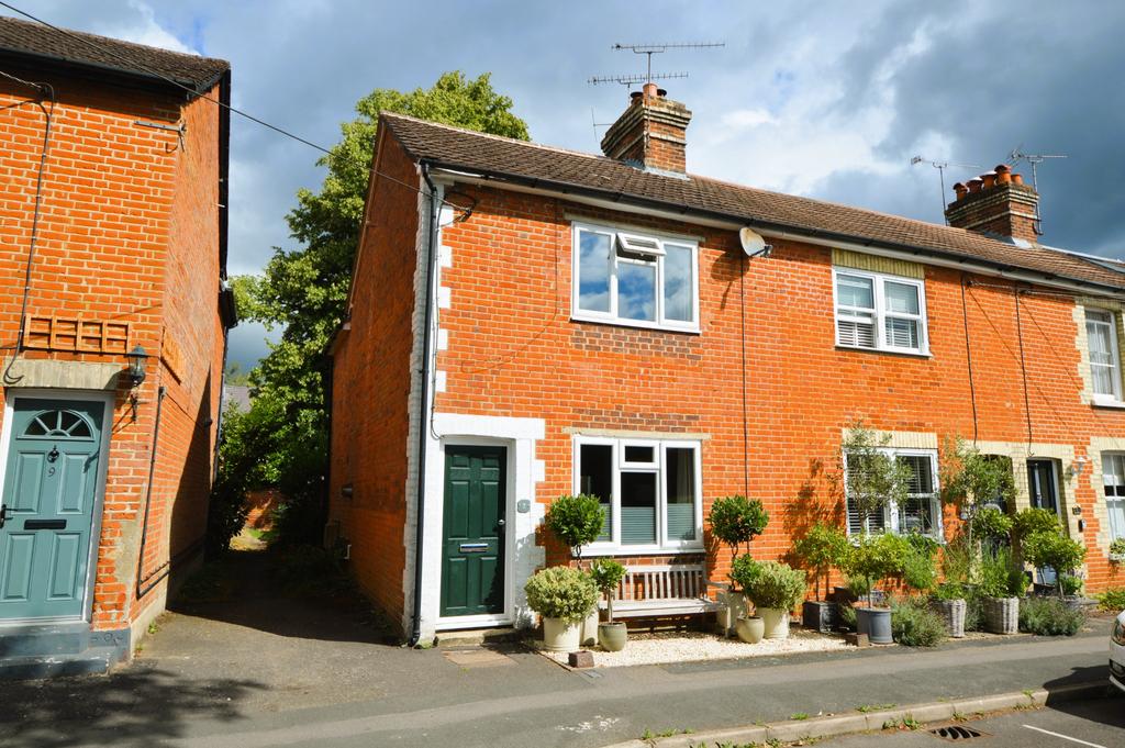 Connaught Road, Bagshot 2 bed cottage - £1,800 pcm (£415 pw)