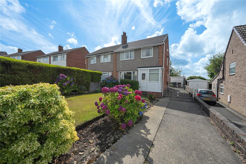 Hall Park Garth, Horsforth, Leeds... 3 bed semi-detached house - £359,950