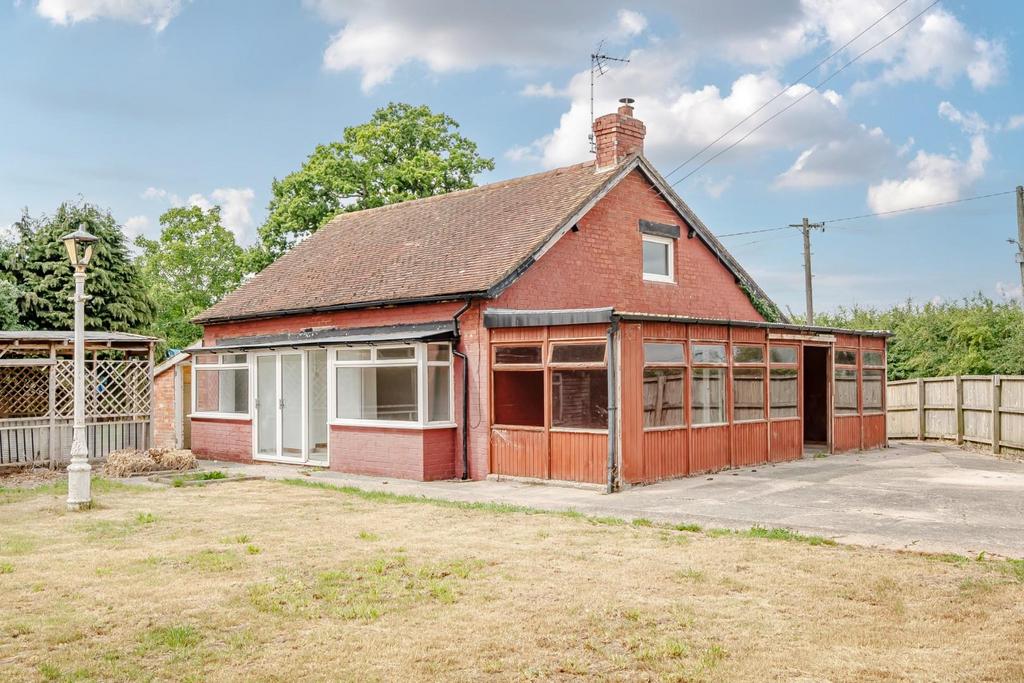 Criggion Lane, Trewern, Welshpool 4 bed detached bungalow for sale - £ ...