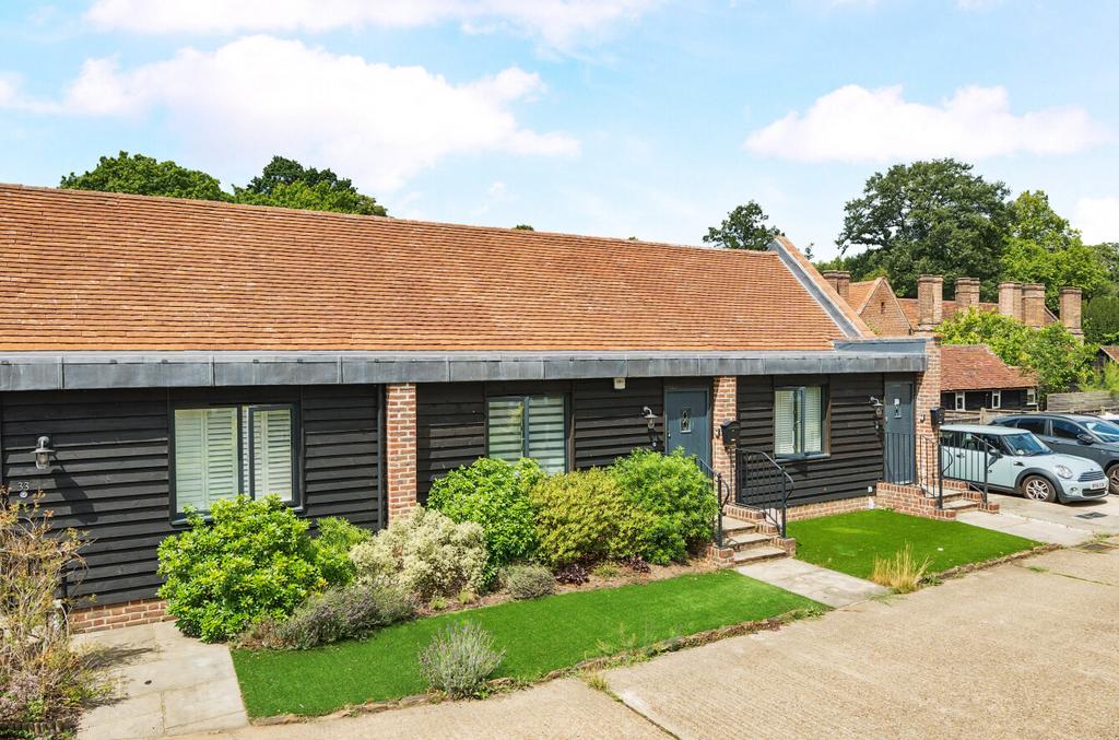 Wyatts Close, Surrey GU7 1 bed bungalow - £335,000