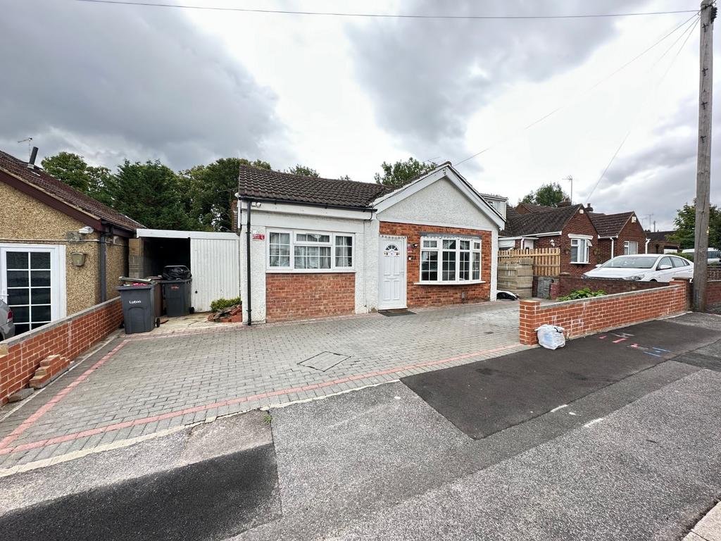 Derby Road, Luton, Bedfordshire, LU4 0DH 3 bed detached bungalow - £ ...