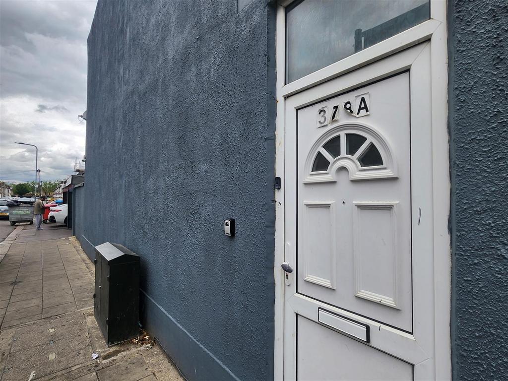 Ilford Lane, Ilford 2 bed flat to rent - £1,750 pcm (£404 pw)