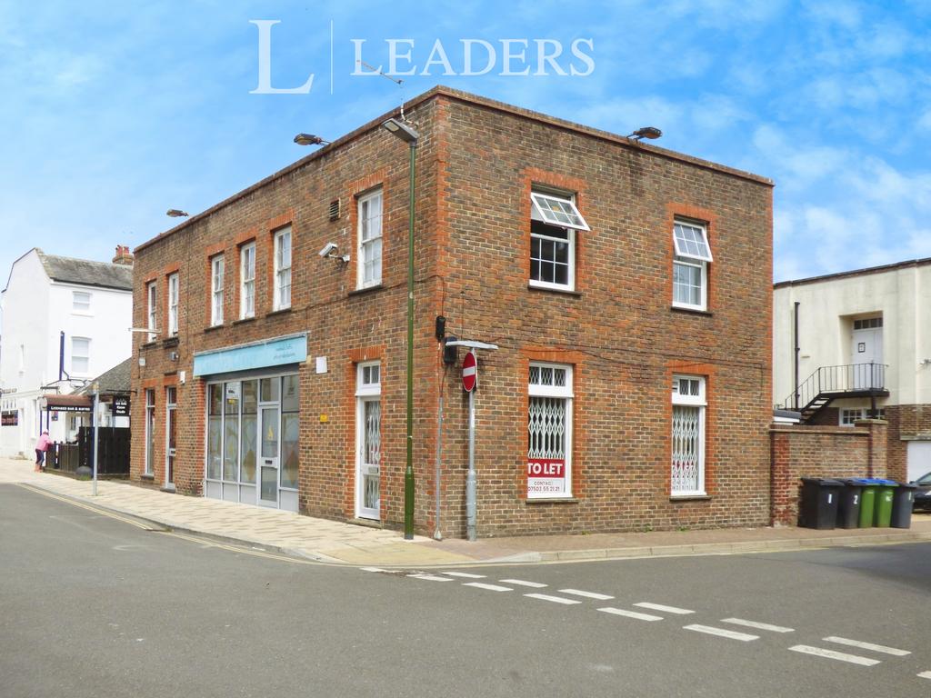Clifton Road, Littlehampton 1 bed flat - £825 pcm (£190 pw)