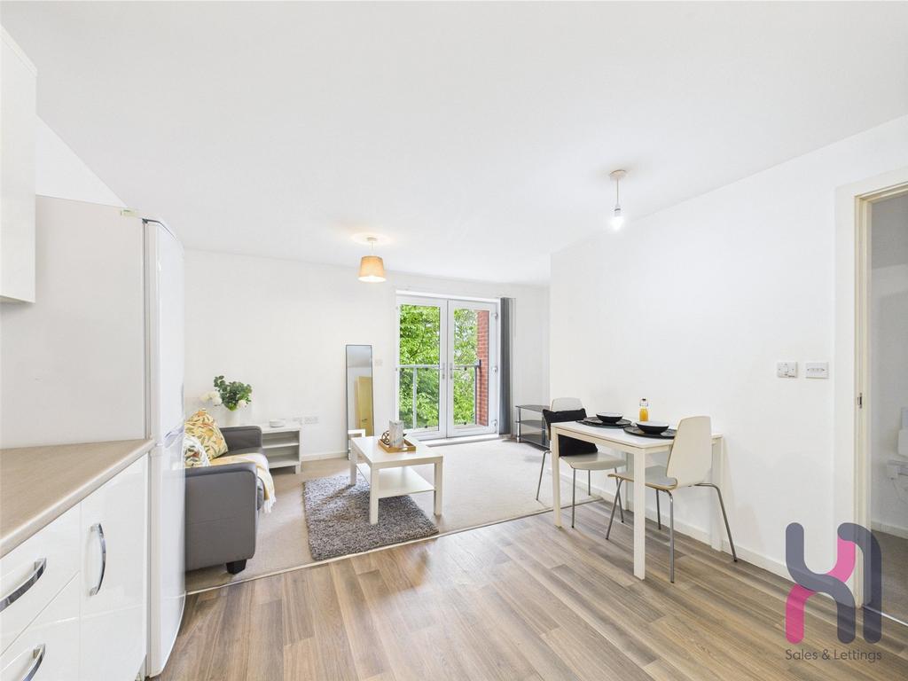 Spinner House, 1A Elmira Way... 2 bed flat - £1,250 pcm (£288 pw)