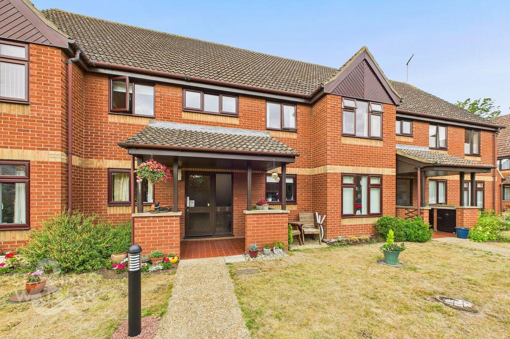 Parkside Court, Diss 2 bed apartment for sale - £130,000