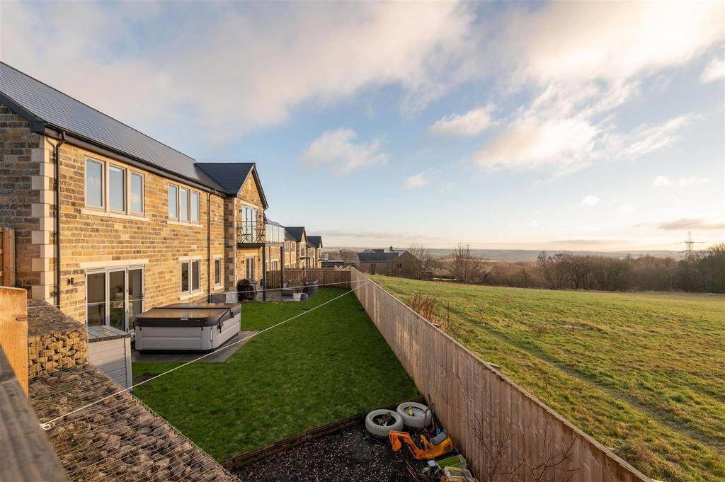 Pavilion View, Southowram, Halifax 5 bed detached house to rent - £ ...