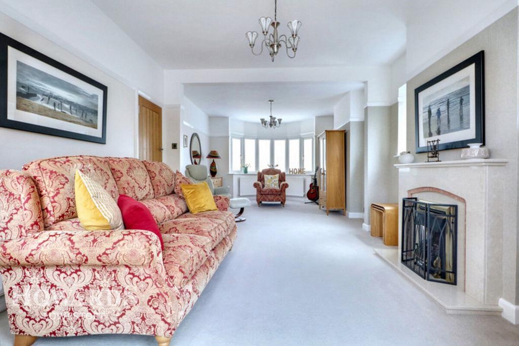 Gunton Drive, Lowestoft 3 bed detached house - £425,000