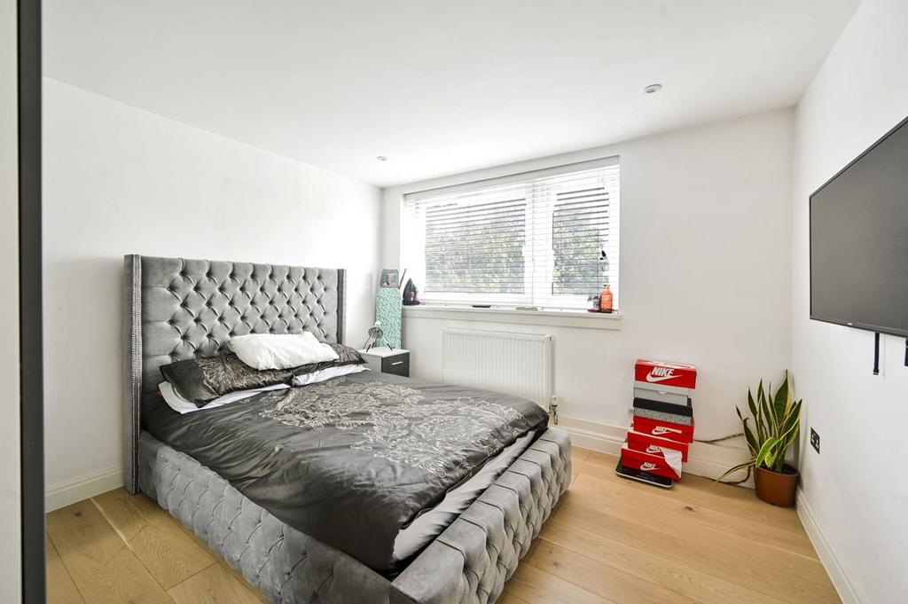 Fontley Way, Roehampton, London, SW15 1 bed flat - £2,600 pcm (£600 pw)