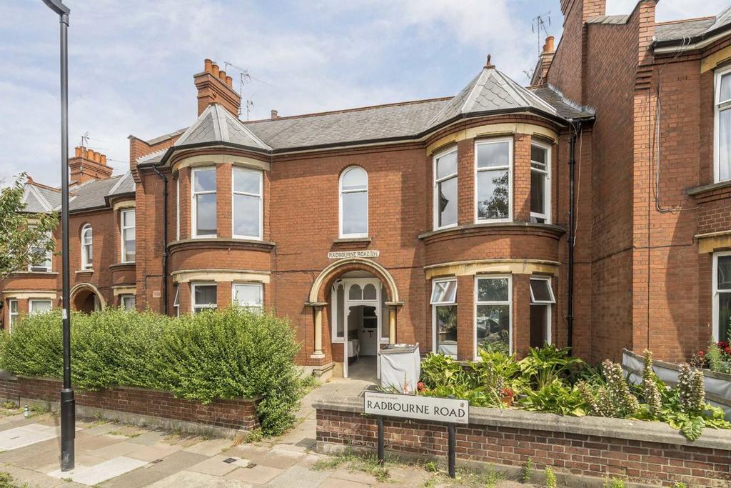 Radbourne Road, London SW12 2 bed flat - £2,200 pcm (£508 pw)