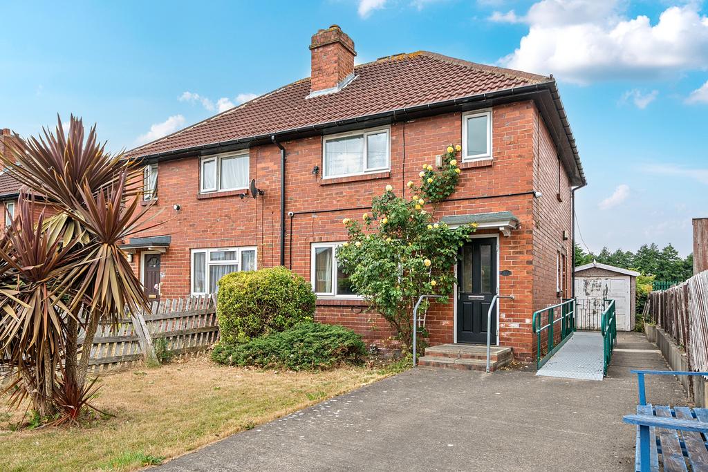 Scott Hall Place, Leeds LS7 3 bed semi-detached house for sale - £160,000