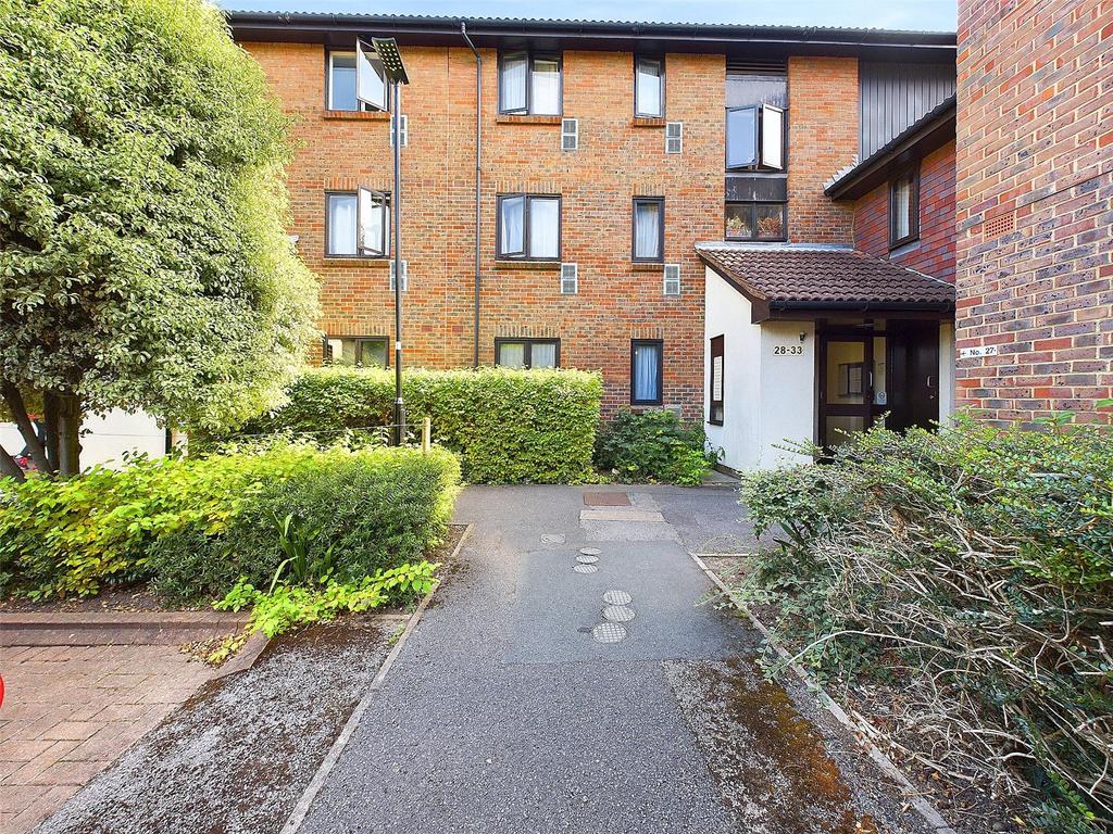 Braybourne Drive, Isleworth 2 bed apartment - £1,650 pcm (£381 pw)