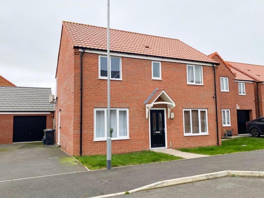 Brutus Close, PETERBOROUGH PE2 4 bed detached house to rent - £1,400 ...