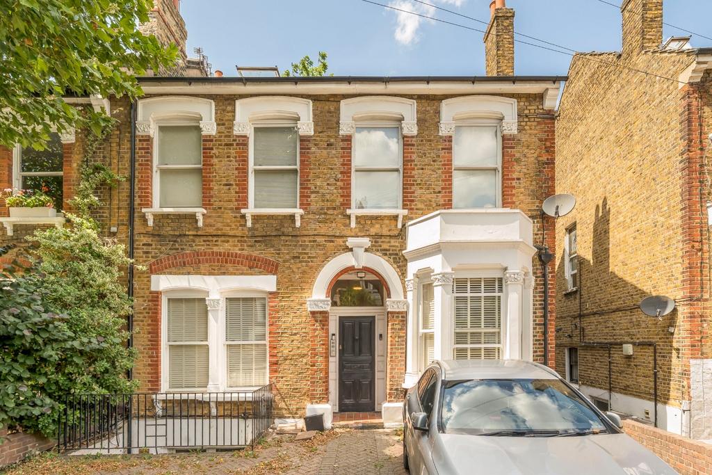 Wellington Gardens, Charlton, SE7 2 bed flat - £350,000
