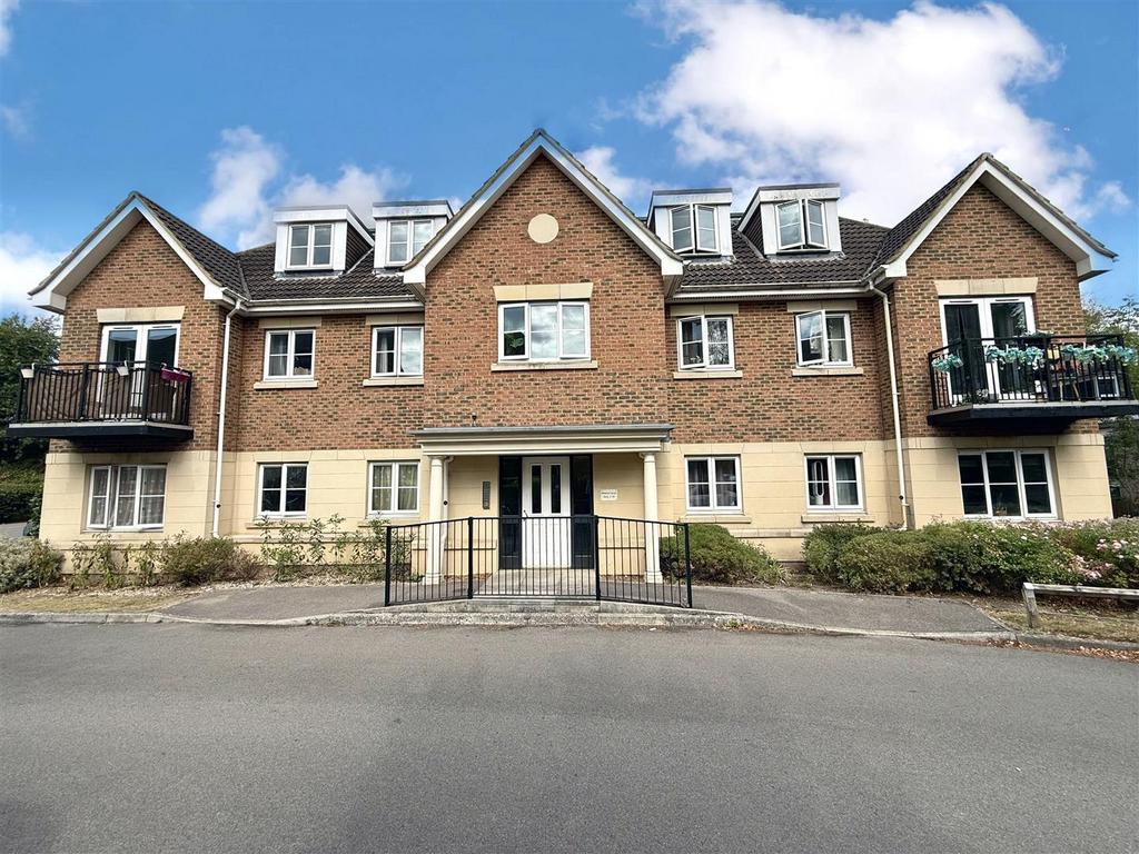 Toad Lane, Camberley GU17 1 bed penthouse for sale - £90,000