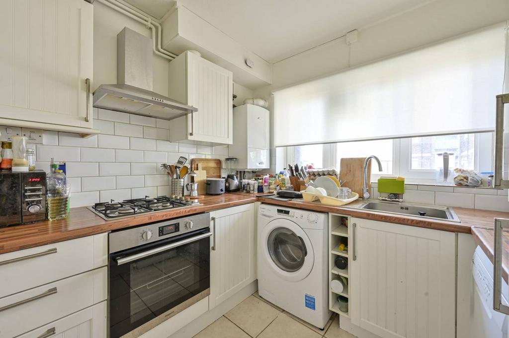 Arabella Drive, Roehampton, London, SW15 4 bed flat - £3,400 pcm (£785 pw)