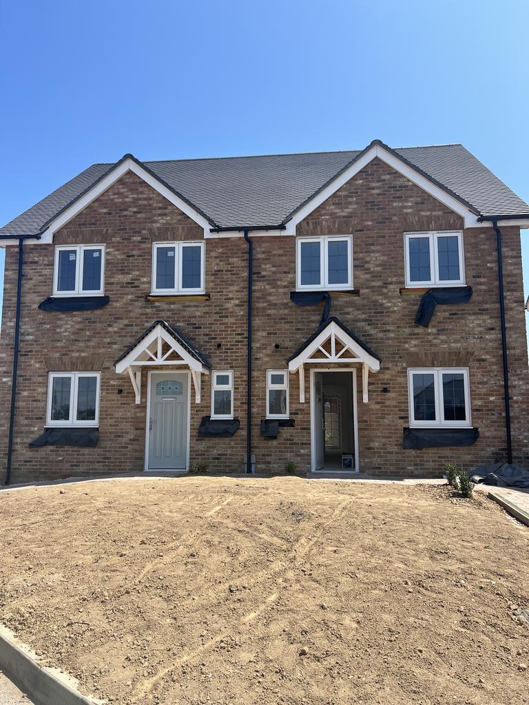 Edward Way, Polegate BN26 3 bed semi-detached house - £1,750 pcm (£404 pw)