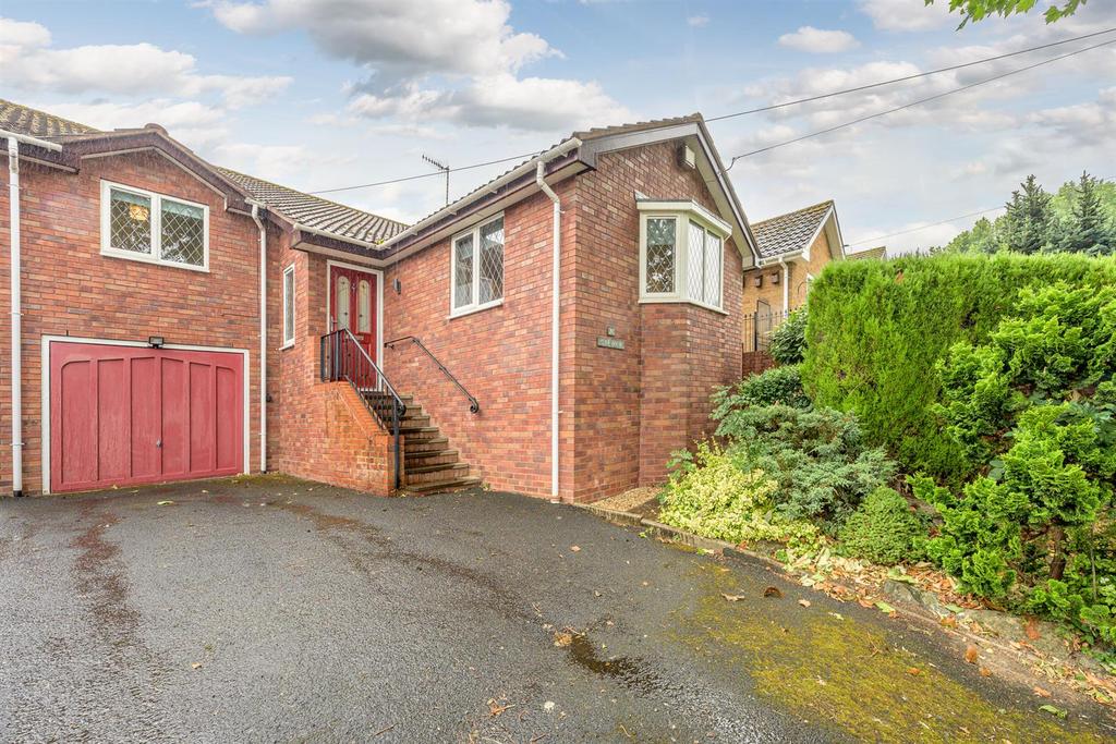 Springfield Avenue, Stourbridge, DY9 8XU 3 bed detached house - £340,000