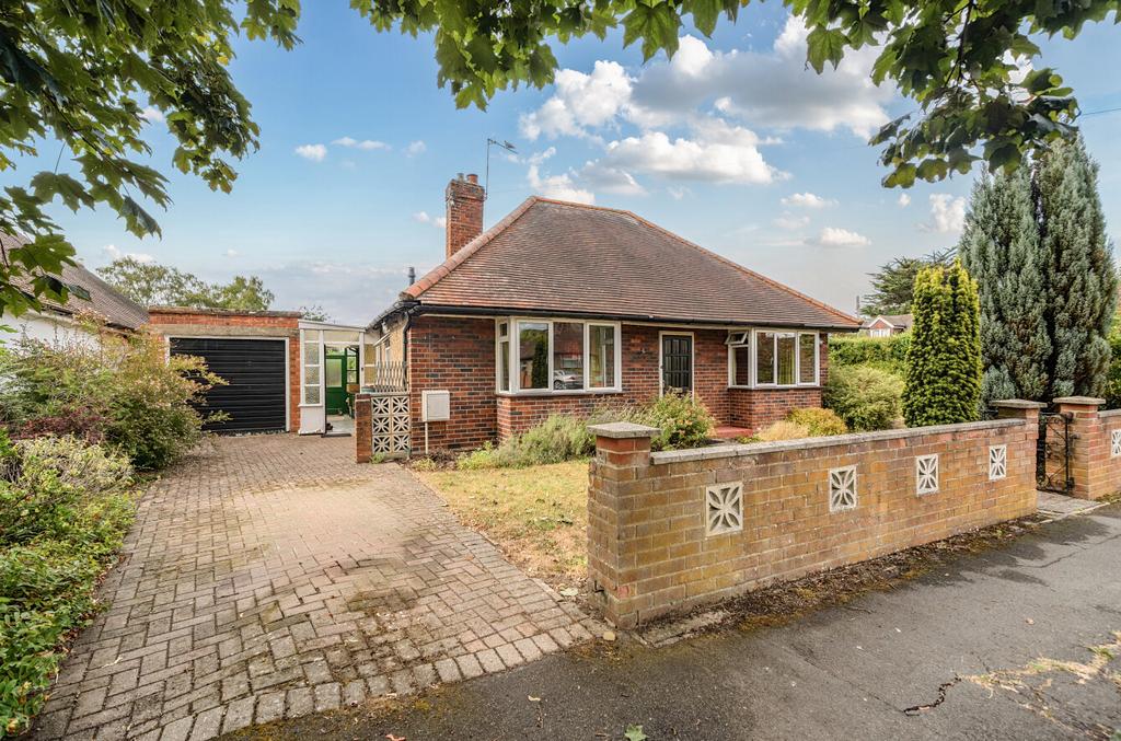 Maple Grove, Surrey GU22 2 bed bungalow for sale - £550,000